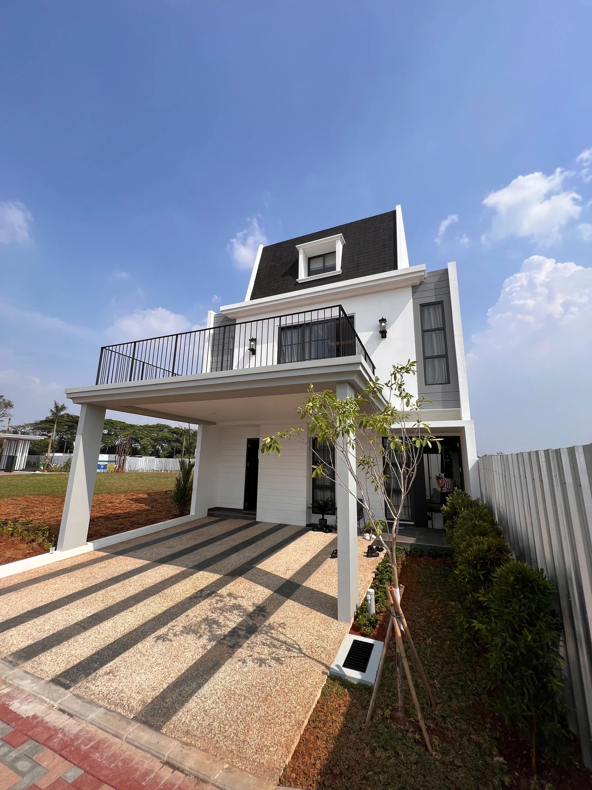 Rumah Modern French House Jakarta Soft DP, Cicilan 10 juta/bulan